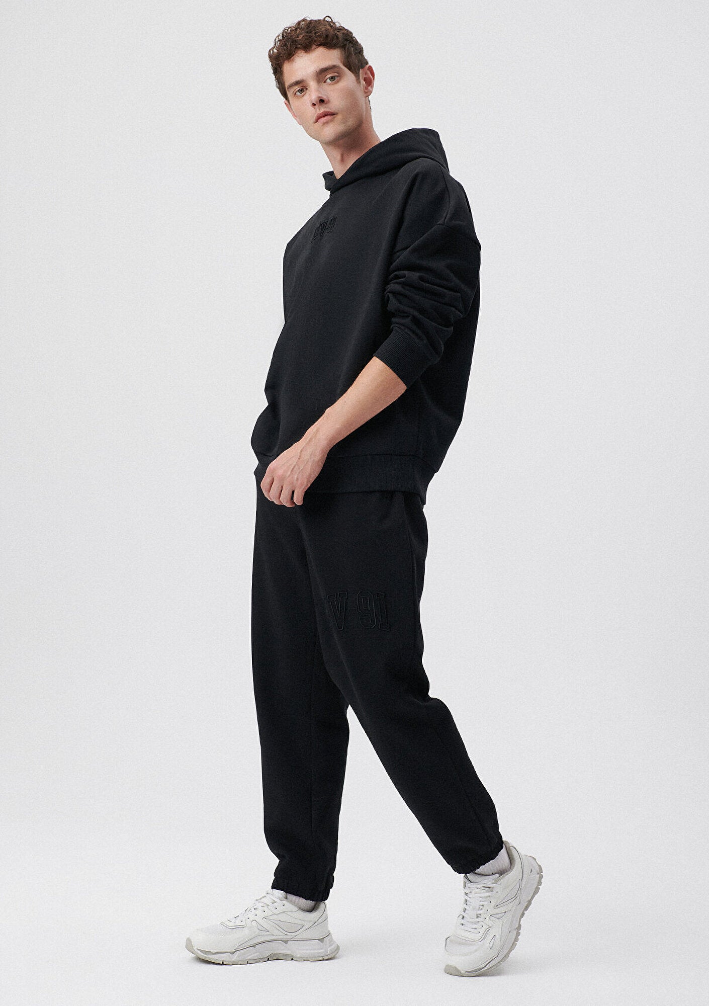 MV91 Embroidered Black Sweatpants Mavi